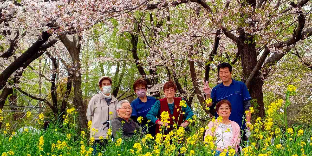 あずみ苑スタッフぶろぐ|レオパレス21グループの介護施設 公園へ散歩に出かけました/さいたま市西区「あずみ苑三橋」